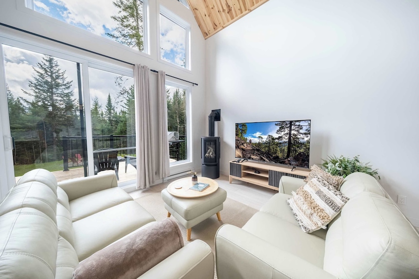 Spa And Pool Table | Chalet Ayoka - Quebec