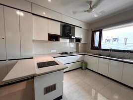 Quarto Twin de Luxo, Vista para a cidade | Cozinha privada | Um frigorífico/congelador grande, um micro-ondas, um forno 