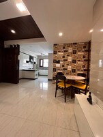 Quarto Twin de Luxo, Vista para a cidade | Sala | Smart TV de 50 polegadas com canais digitais 