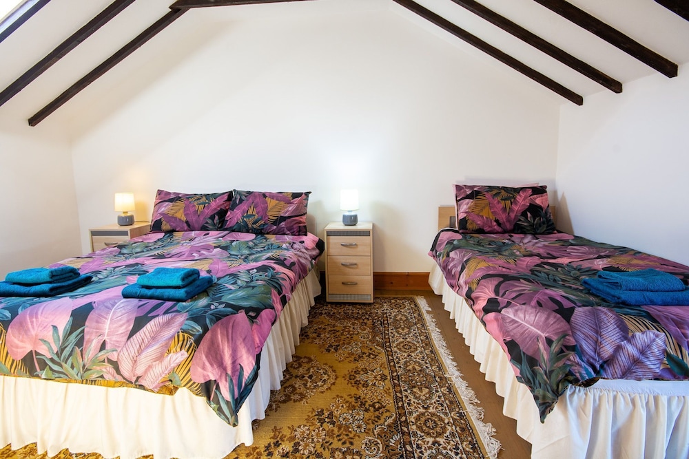 Y Wennol - sleeps 8 guests in 3 bedrooms - Bodffordd | Stayz