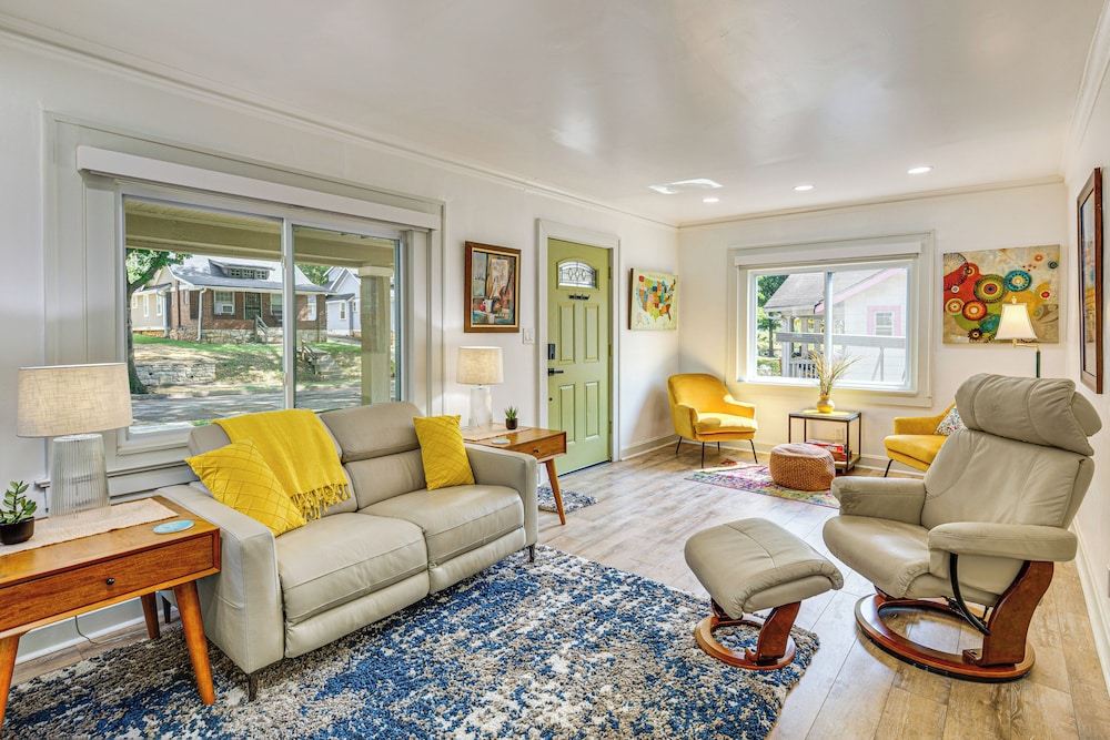 6 Mi To Arrowhead Stadium: Charming Home W/ Porch! - Oceans of Fun, Kansas City