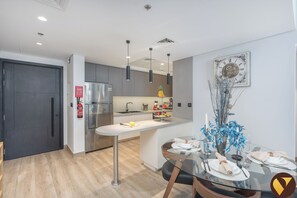 Apartamento superluxo, sacada, vista para a cidade | Cozinha privada | Micro-ondas, fogão, cooktop, torradeira