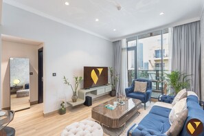 Apartamento superluxo, sacada, vista para a cidade | Área de estar | Smart TV 65 polegadas com canais via satélite