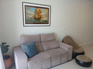 Apartamento Básico | Sala de estar | Smart TV de 32 polegadas com canais digitais