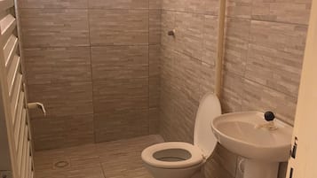 Quarto triplo básico | Banheiro | Chuveiro, papel higiênico