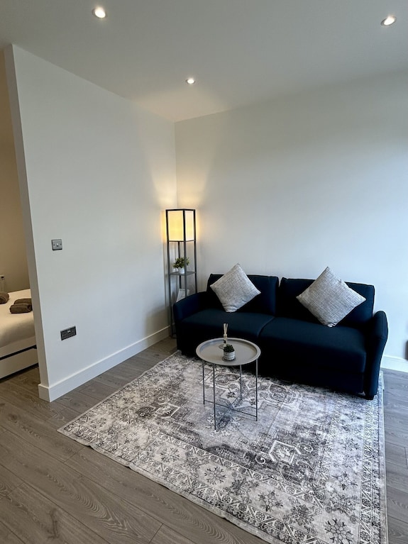 Modern Ground Floor Apartment With Parking - Woking