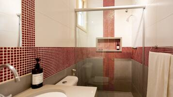 Quarto conforto, sacada | Banheiro