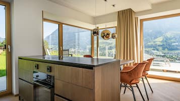 Apartamento Superior em Condomínio Fechado, vista para o jardim | Cozinha privada | Um frigorífico, um forno, uma placa de cozinha