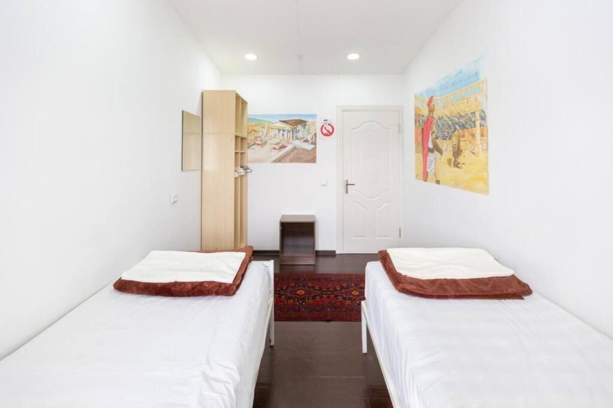 Quarto duplo, vista para o pátio | Ferros/tábuas de passar roupa, Wi-Fi de cortesia