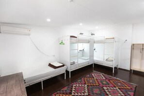 Dormitório compartilhado, vista para o pátio | Ferros/tábuas de passar roupa, Wi-Fi de cortesia