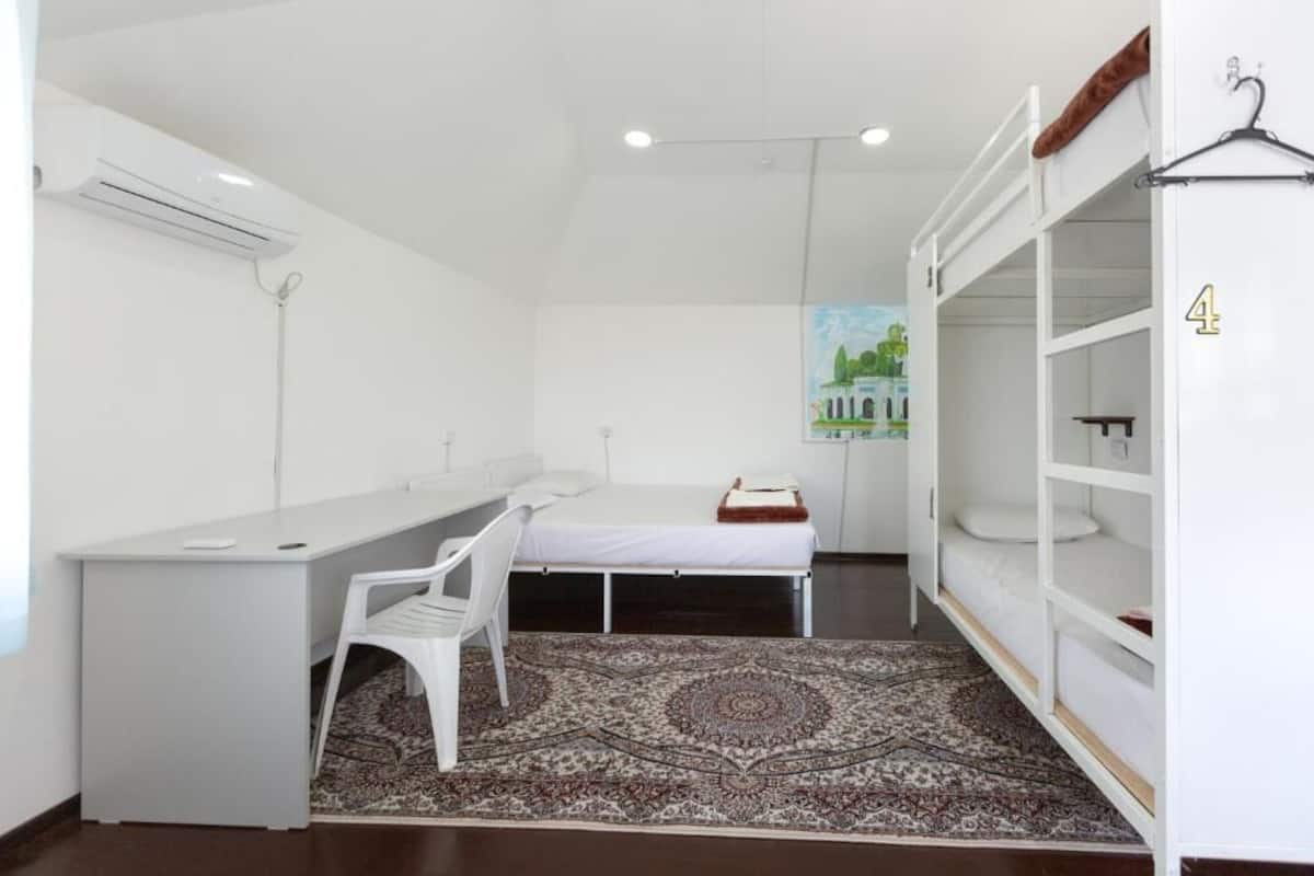 Quarto quádruplo, vista para a cidade | Ferros/tábuas de passar roupa, Wi-Fi de cortesia