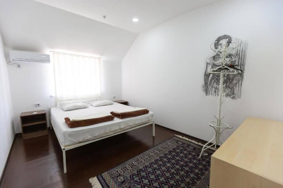 Quarto casal, vista para o pátio | Ferros/tábuas de passar roupa, Wi-Fi de cortesia