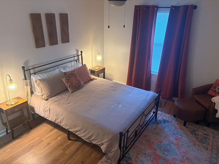 Southern Comfort 2br/2ba Family & Pet Friendly Charm W/ Parking - Texarkana, AR