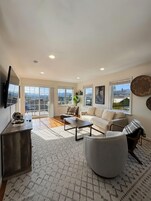 Apartamento Económico | Sala de estar | Televisor LED de 55 de polegadas com canais via satélite, Netflix, Hulu 