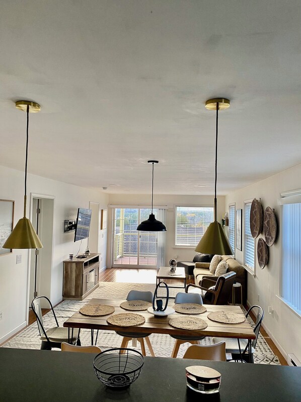 Apartamento Superior, aceitam-se animais de estimação, vista para a montanha | Sala de estar | Televisor LED de 55 de polegadas com canais via satélite, Netflix, Hulu 