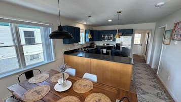 Apartamento superior, aceita animais de estimação, vista para a montanha | Edredons de pluma, ferros/tábuas de passar roupa, Wi-Fi de cortesia