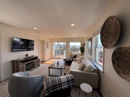 Apartamento Económico | Sala de estar | Televisor LED de 55 de polegadas com canais via satélite, Netflix, Hulu 