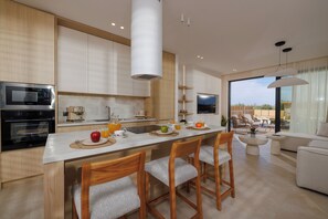 LocoLuxe Suite with Private Shared Pool, Sea View | Cozinha privada | Geladeira grande, micro-ondas, fogão, cadeirão de bebê