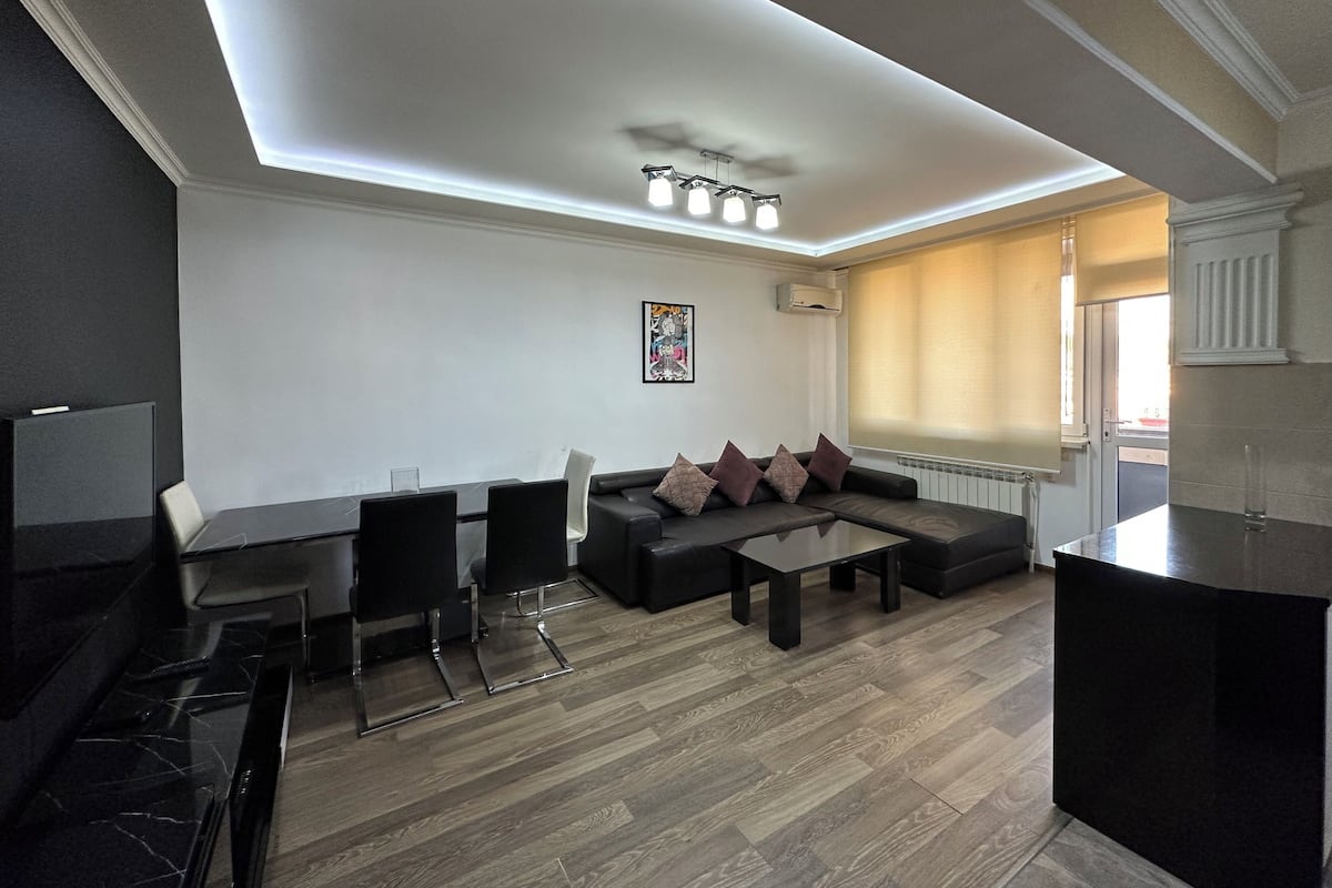 Apartamento Básico, varanda, Vista para a cidade | Sala de estar | Televisor de ecrã plano de 50 polegadas com canais por cabo