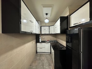 Apartamento Básico, varanda, Vista para a cidade | Cozinha privada | Um frigorífico/congelador grande, uma placa de cozinha