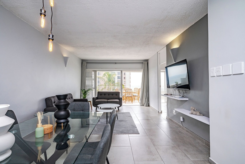 Coastal Comfort In Umhlanga Rocks Large 3br Steps From The Beach - ウムランガ