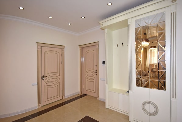 Apartamento Deluxe | Sala de estar | Televisor de ecrã plano de 50 polegadas com canais por cabo