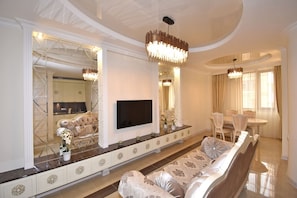 Apartamento Deluxe | Sala de estar | Televisor de ecrã plano de 50 polegadas com canais por cabo