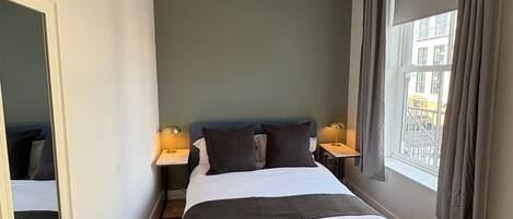 Apartamento Comfort, Vista para a cidade | Secretária adequada para computadores portáteis