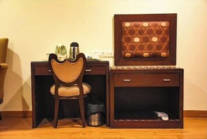Secretária, secretária adequada para computadores portáteis