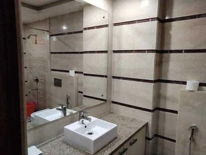 Quarto Familiar | Casa de banho | Um polibã, artigos de higiene pessoal grátis