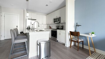 Apartamento, 1 quarto | Cozinha privada | Um frigorífico/congelador grande, um micro-ondas, um forno 