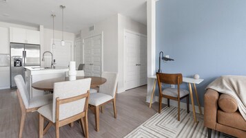 Apartamento, 2 quartos | Sala de jantar