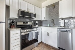 Apartamento, 2 quartos | Cozinha privada | Um frigorífico/congelador grande, um micro-ondas, um forno