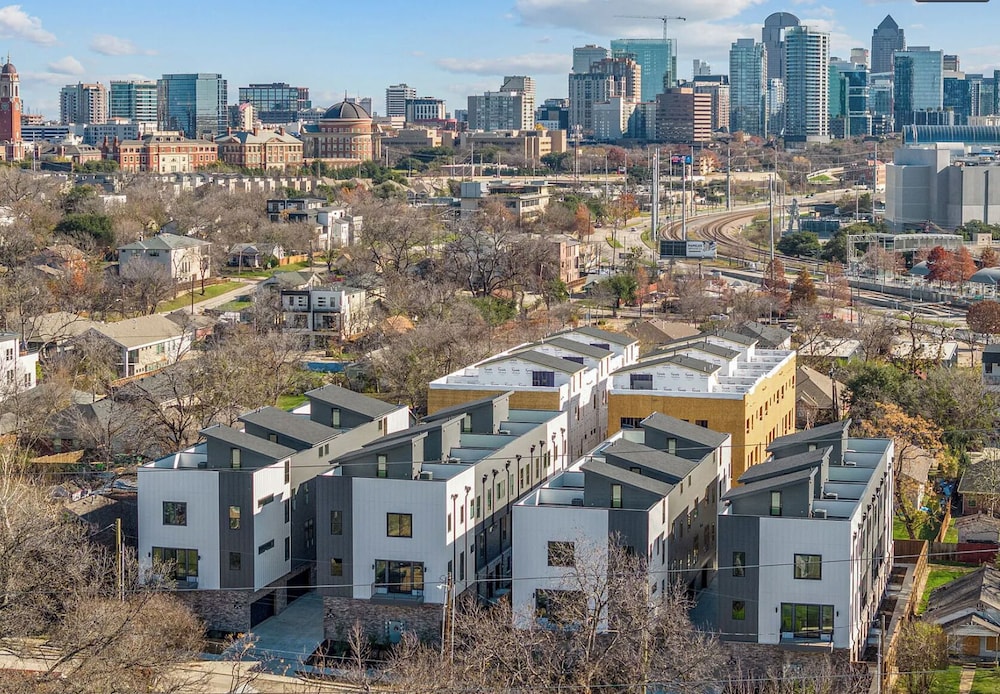 Landing Apartments - Downtown Dallas - Victory Park - Dallas