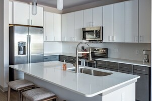 Apartamento, 2 quartos | Cozinha privada | Geladeira grande, micro-ondas, fogão, cooktop