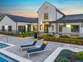 Piscina exterior, toldos gratuitos 