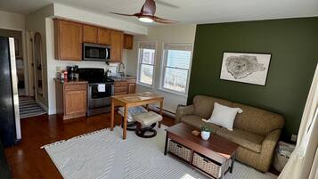 Apartamento econômico, vista para o pátio | Área de estar