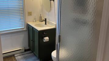 Apartamento econômico, vista para o pátio | Banheiro | Chuveiro, secador de cabelo, toalhas de banho, sabonete