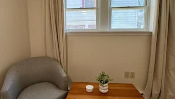 Apartamento Económico, vista para o pátio | Ferro/tábua de engomar, Wi-fi grátis