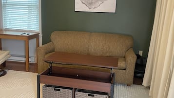 Apartamento econômico, vista para o pátio | Área de estar