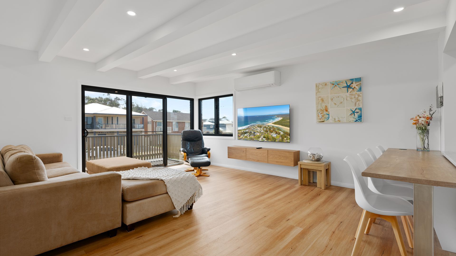 Sun And Sea ~ Radiant Haven Nestled In The Coastal Charm! - Manyana