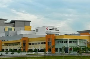 Um edifício moderno com uma placa que lê 'IMSTITUT KANDICE REGIM'.