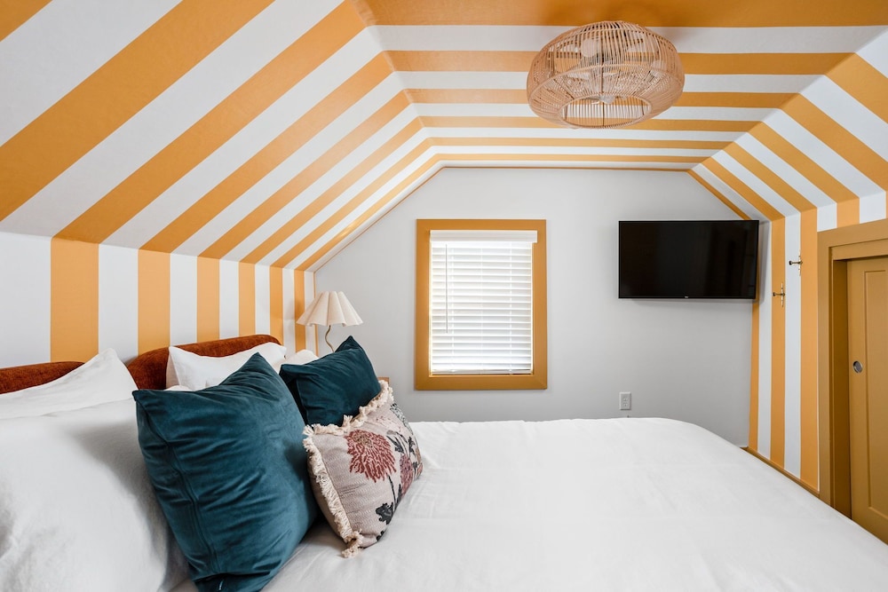 4BR 2.5BA Home - Bates Hendricks, Downtown Indianapolis - Minutes to ...