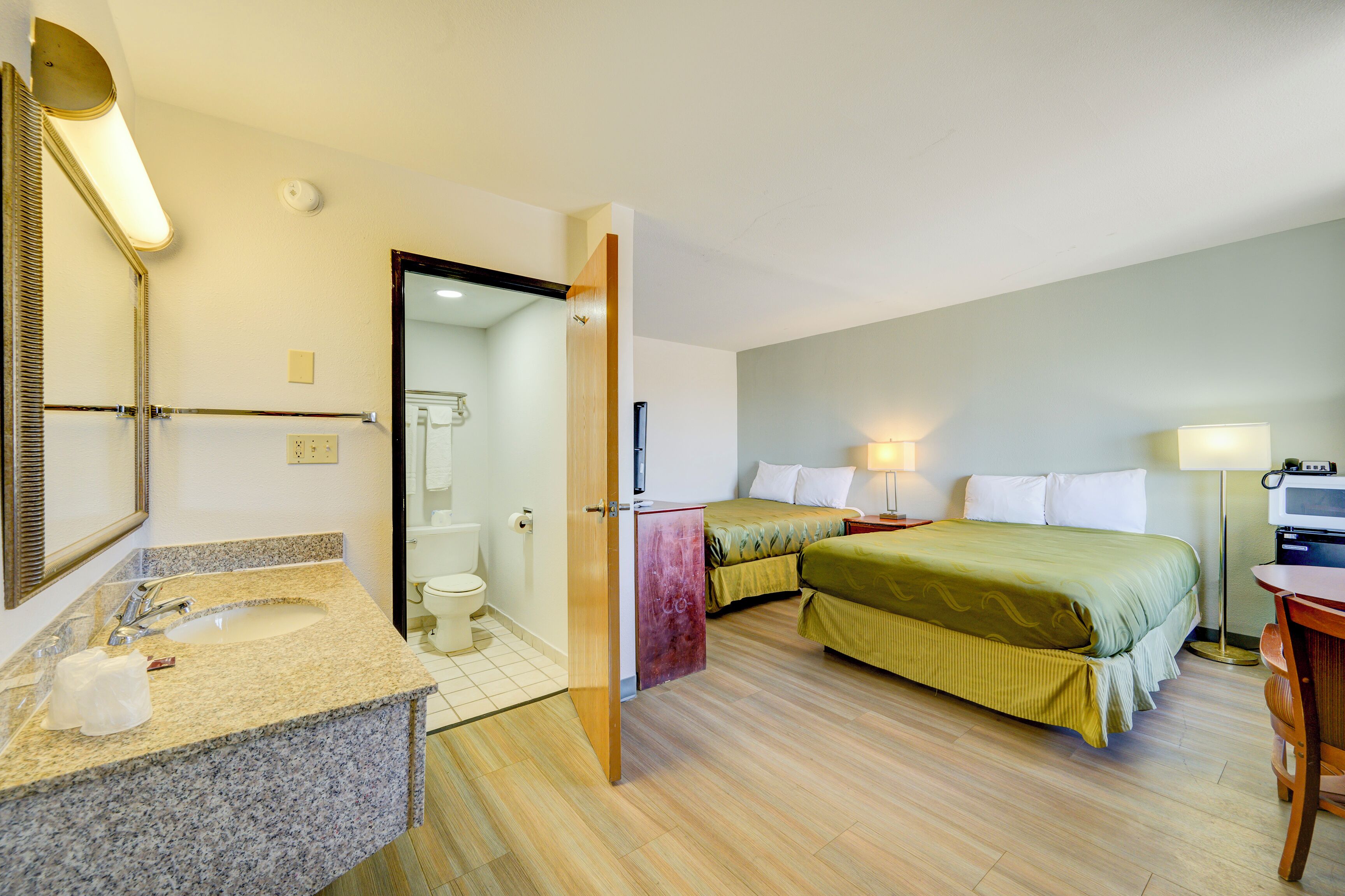 Quarto, 2 camas queen-size, não fumadores | Secretária, Wi-fi grátis, roupa de cama fornecida 