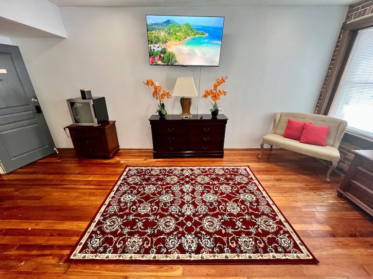 Royal Suite - DeLand, FL