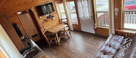 Cabana de Madeira Standard, vista para a montanha | Secretária adequada para computadores portáteis, Wi-fi grátis