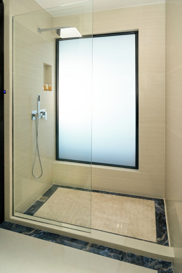 Quarto solteiro luxo | Banheiro | Chuveiro, secador de cabelo, toalhas de banho, sabonete