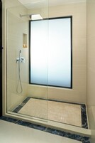 Quarto Individual Deluxe | Casa de banho | Um polibã, um secador de cabelo, toalhas fornecidas, sabão 