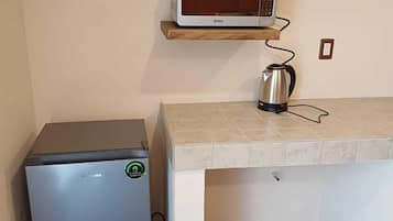 Minifrigorífico, um micro-ondas, uma máquina de lavar louça