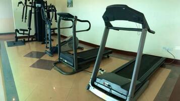 Academia com esteiras, aparelhos de musculação e equipamentos de ginástica.